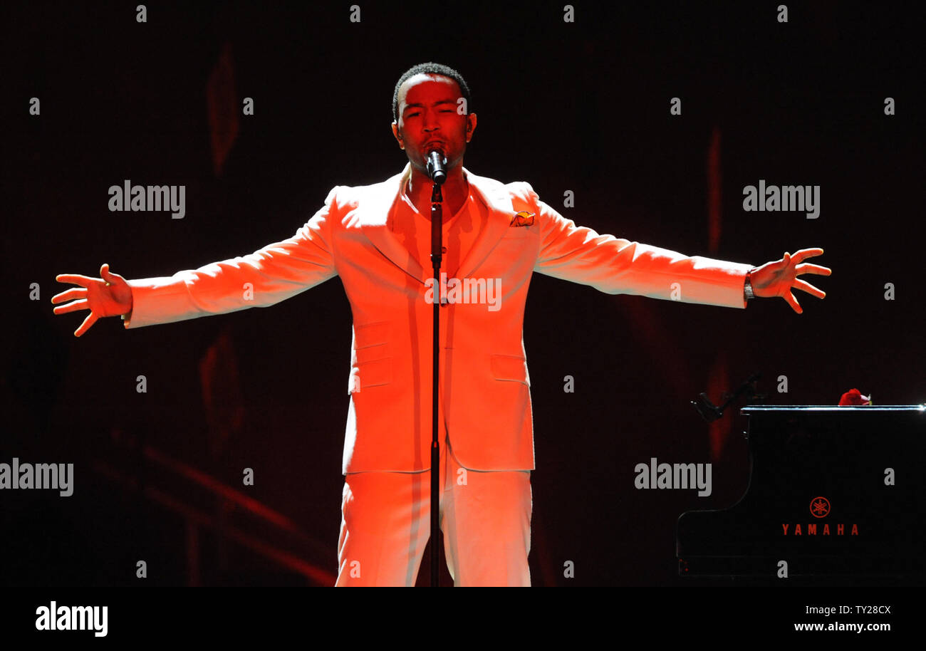 Sade singer hi-res stock photography and images - Alamy