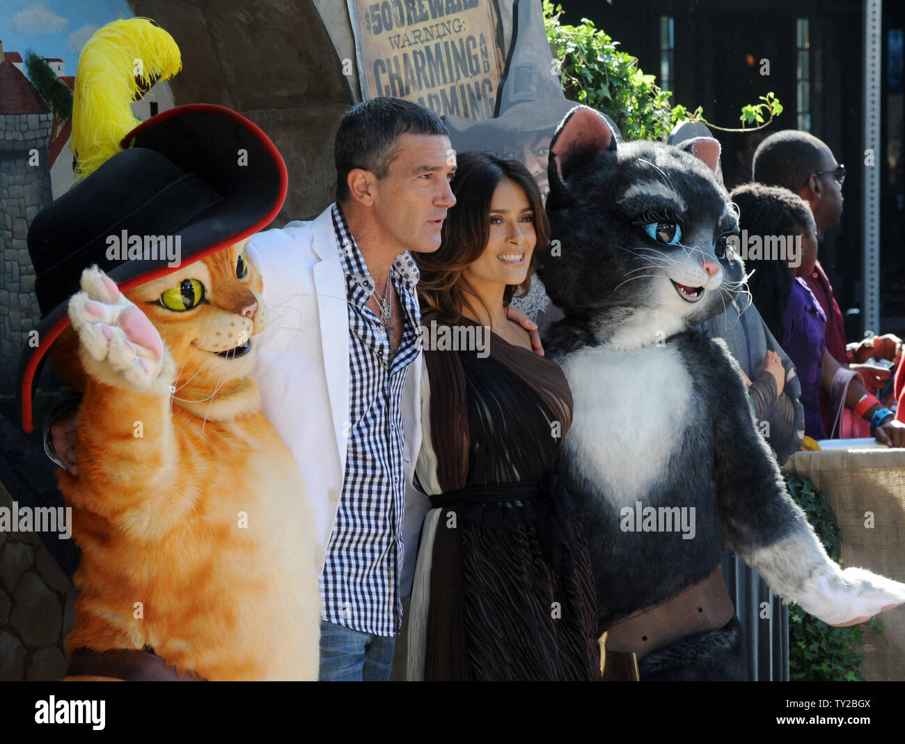 Actors Antonio Banderas (L), the voice of Puss in Boots and Salma Hayek ...