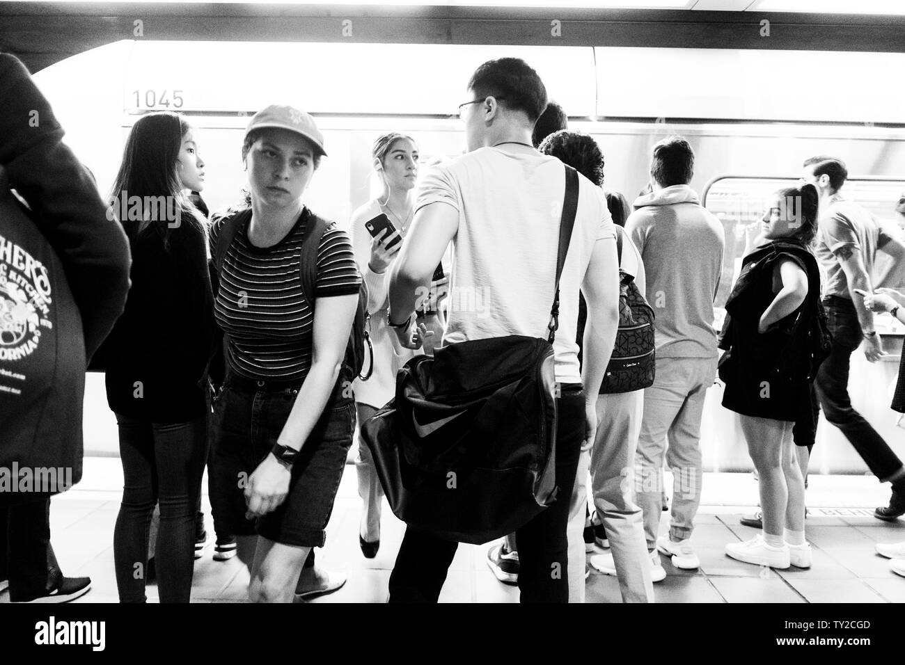 7th Street Metro Center station, LA Metro, Rush Hour crowd, Los Angeles ...