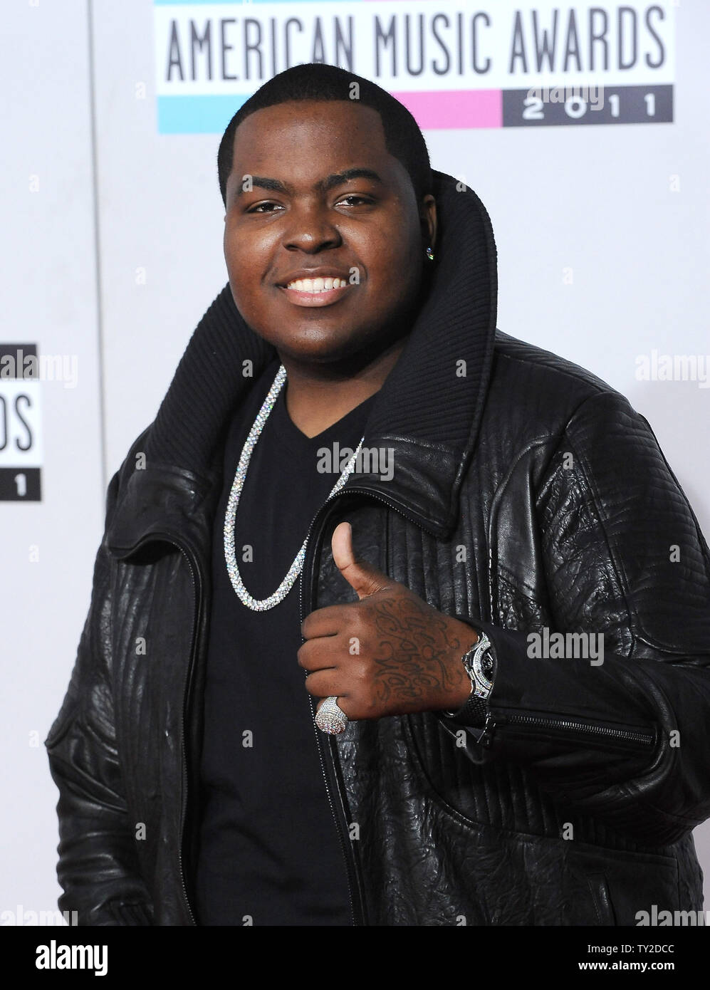 Singer Sean Kingtson arrives at the 39th American Music Awards at Nokia ...