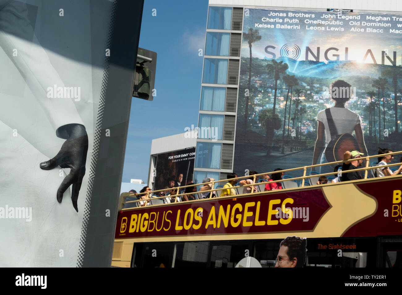 Bus ads hi-res stock photography and images - Alamy