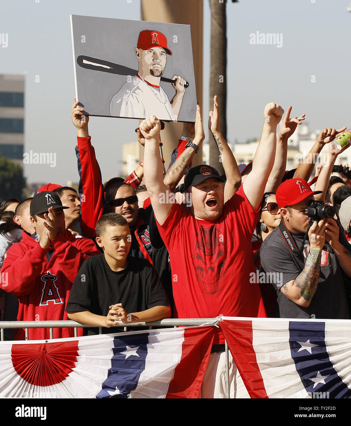 Anaheim angels fans hi-res stock photography and images - Alamy