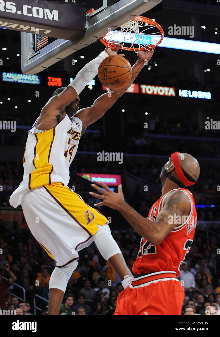 Los Angeles Lakers' Kobe Bryant (24) dunks over Richard Hamilton during ...