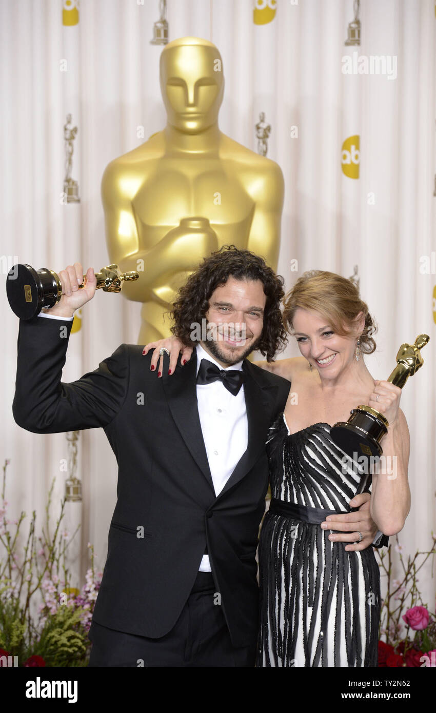 Sean Fine and Andrea Nix Fine pose with their Oscars for Best ...