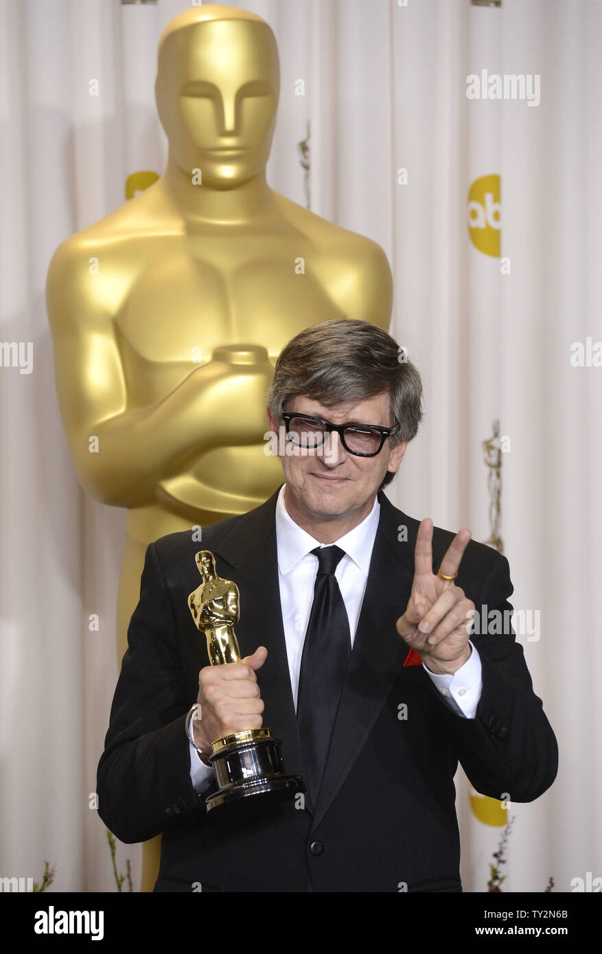 Rick Carter holds his Oscar for Achievement in Production Design for ...
