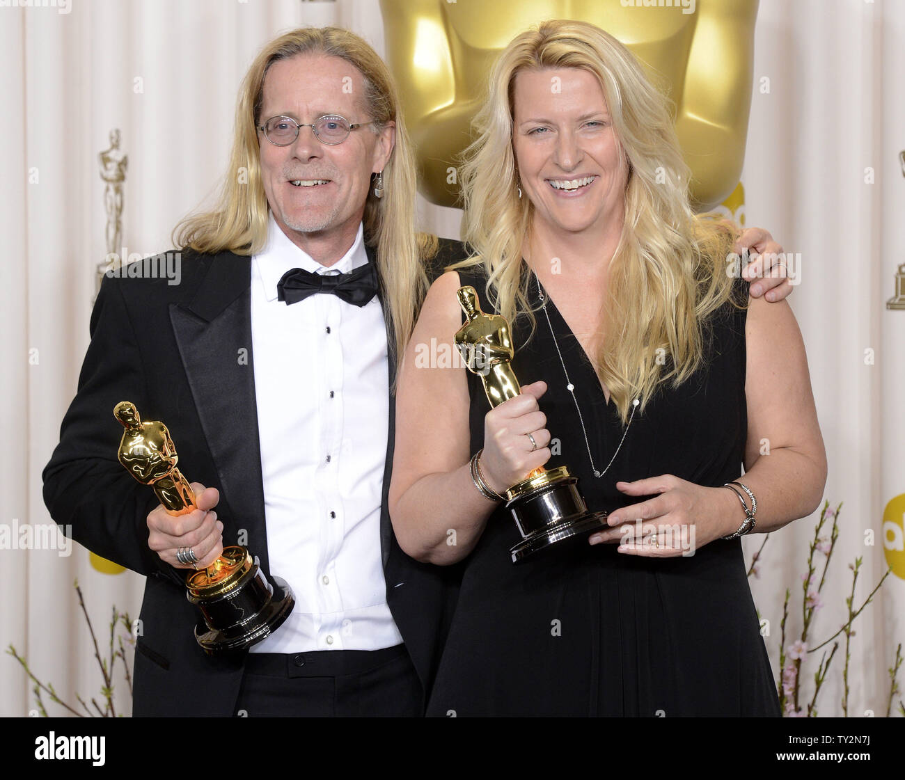Per Hallberg and Karen Baker Landers pose with their Oscars for ...