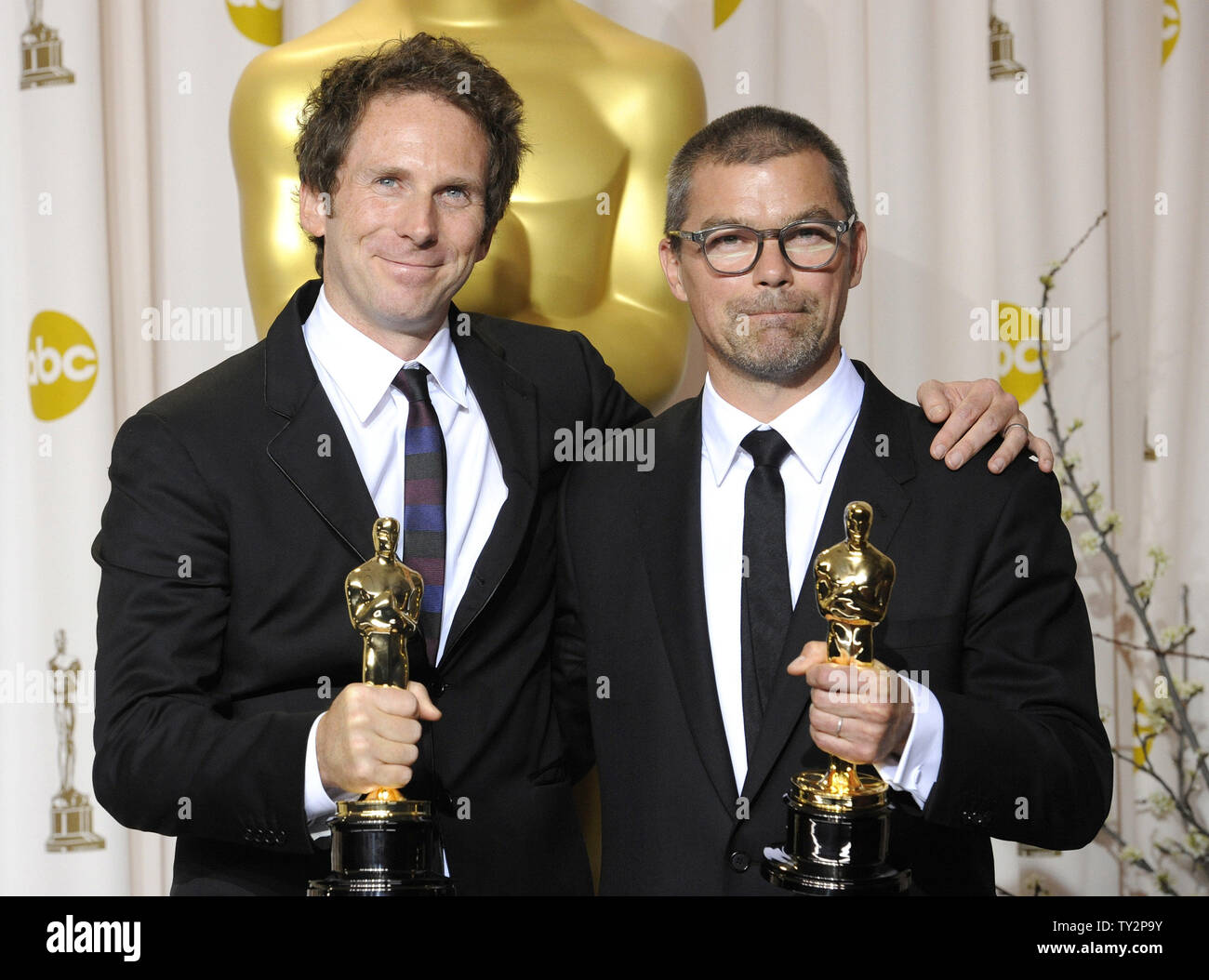 Kirk Baxter and Angus Wall pose with their Oscar for Achievement in ...