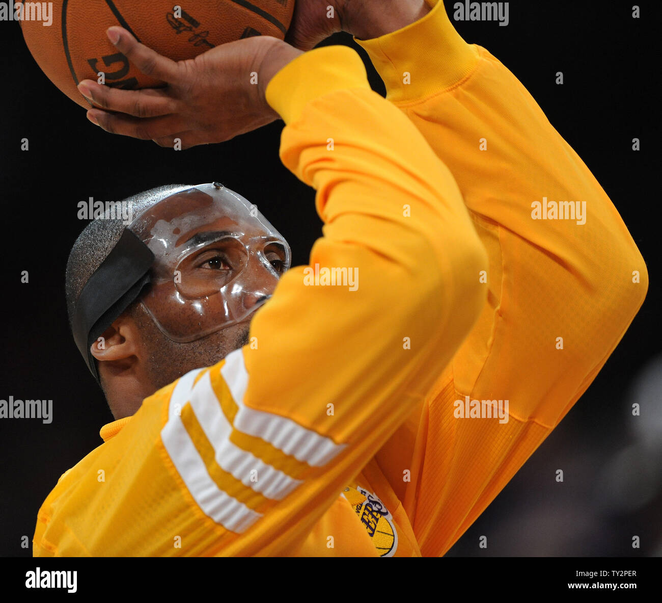 Los Angeles Lakers guard Kobe Bryant wears a protective mask prior to ...