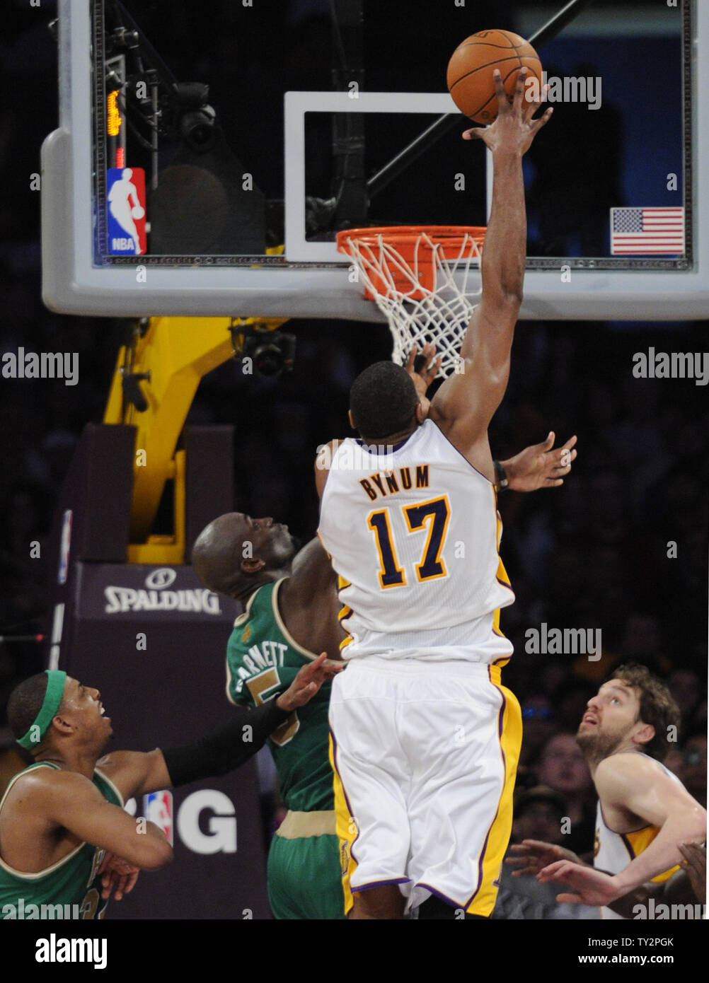 Los Angeles Lakers center Andrew Bynum (17) makes the last basket of ...