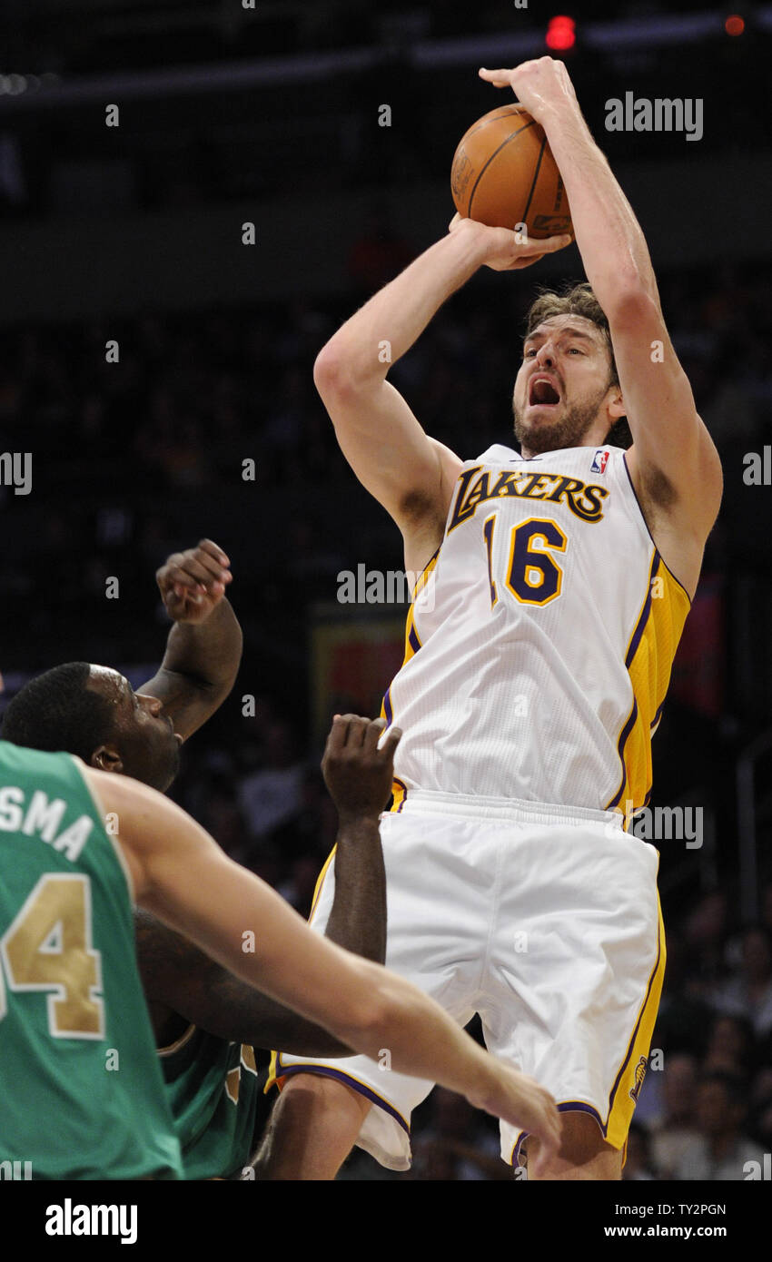 Los angeles lakers boston celtics hi-res stock photography and images ...