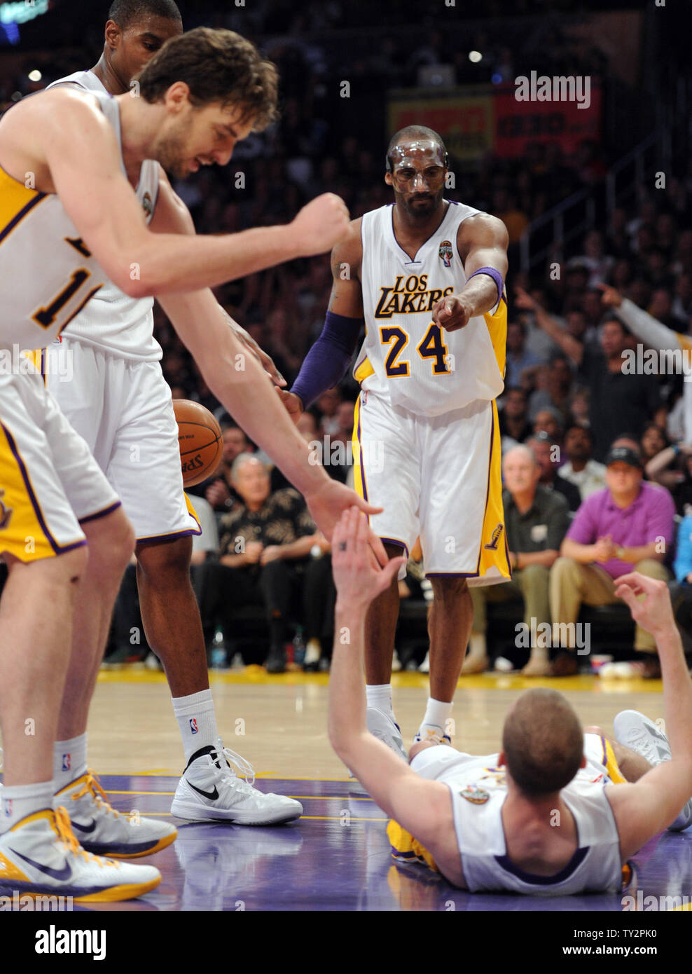 Kobe Bryant Shooting Over Dwyane Wade