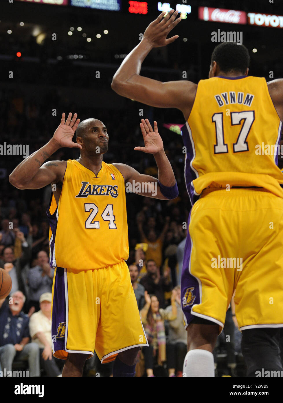 Kobe bryant dunk hi-res stock photography and images - Alamy