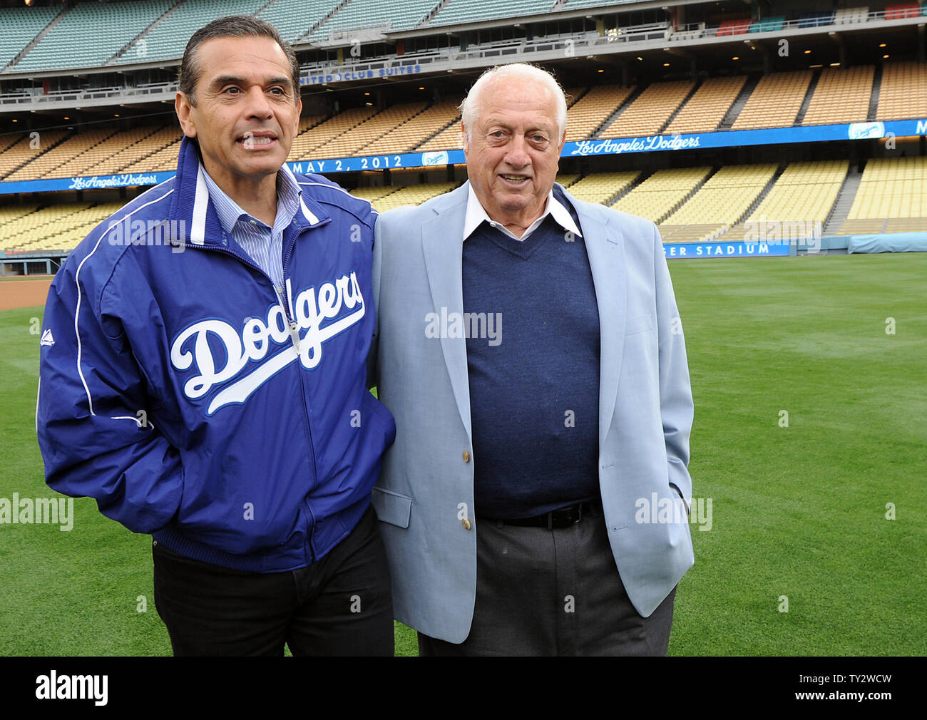 Former Los Angeles Dodgers manager Tommy Lasorda walks on to the field ...