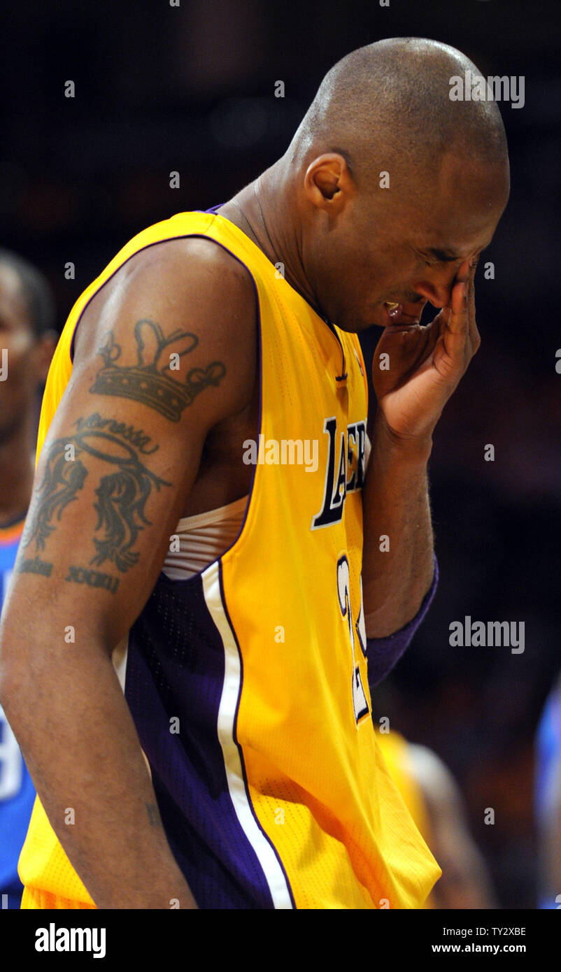 Los Angeles Lakers guard Kobe Bryant (24) is hit in the face by the ...