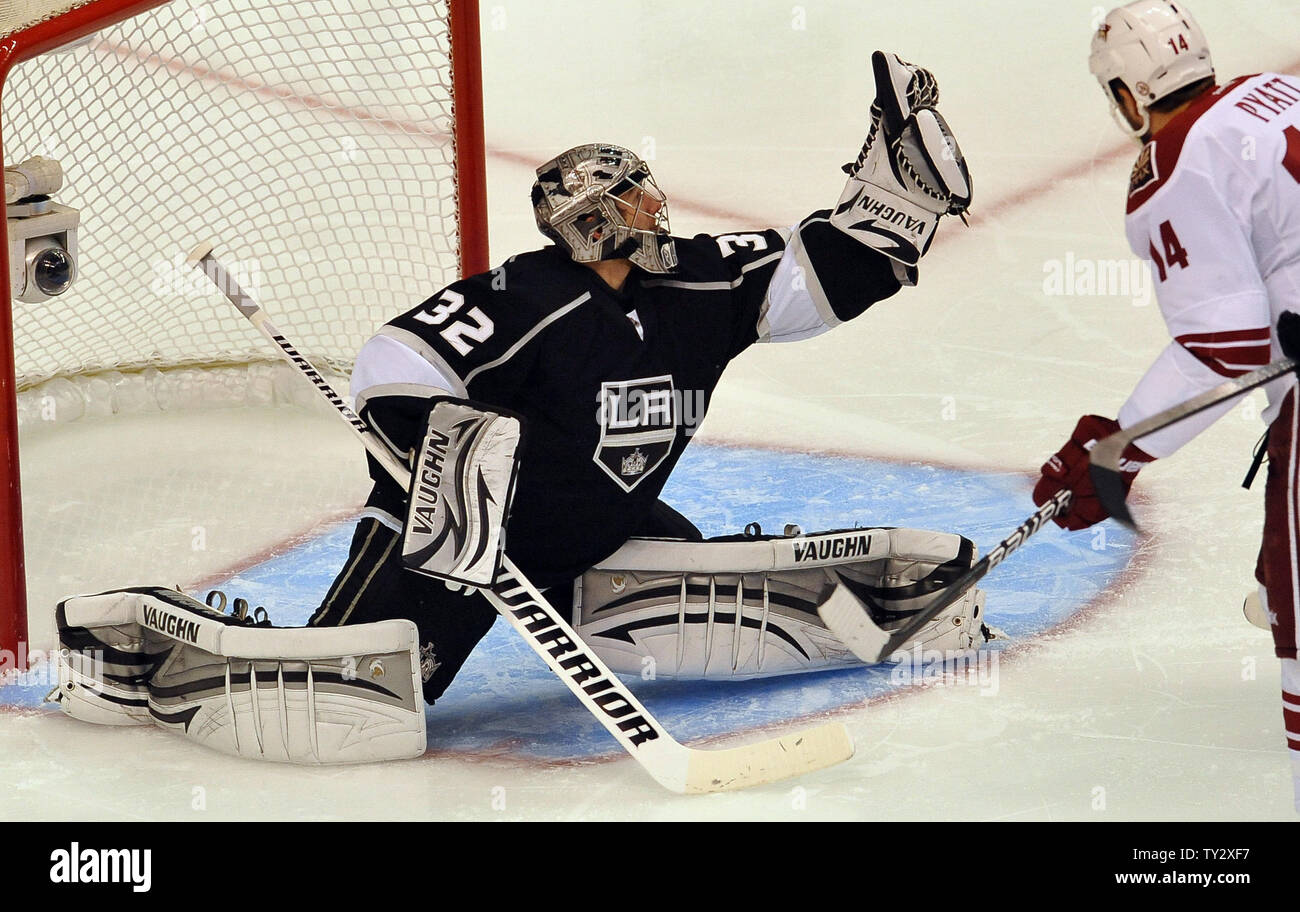 Los Angeles Kings goalie Jonathan Quick (32) makes a save off Phoenix ...