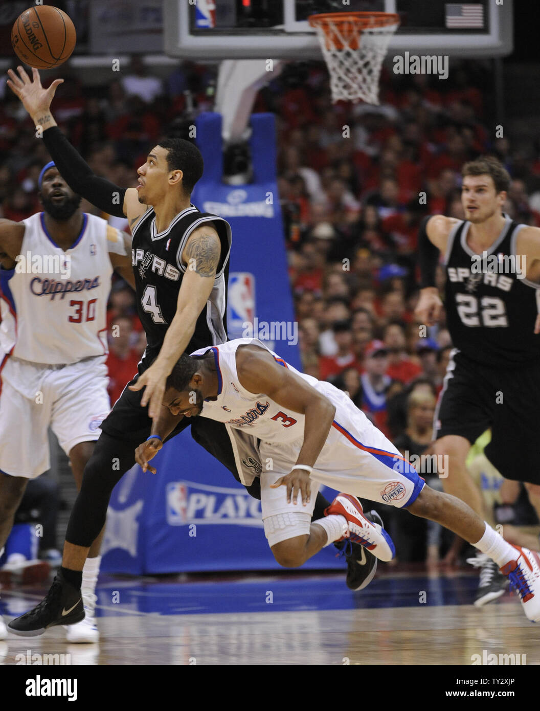 Los Angeles Clippers point guard Chris Paul (3) and San Antonio Spurs ...