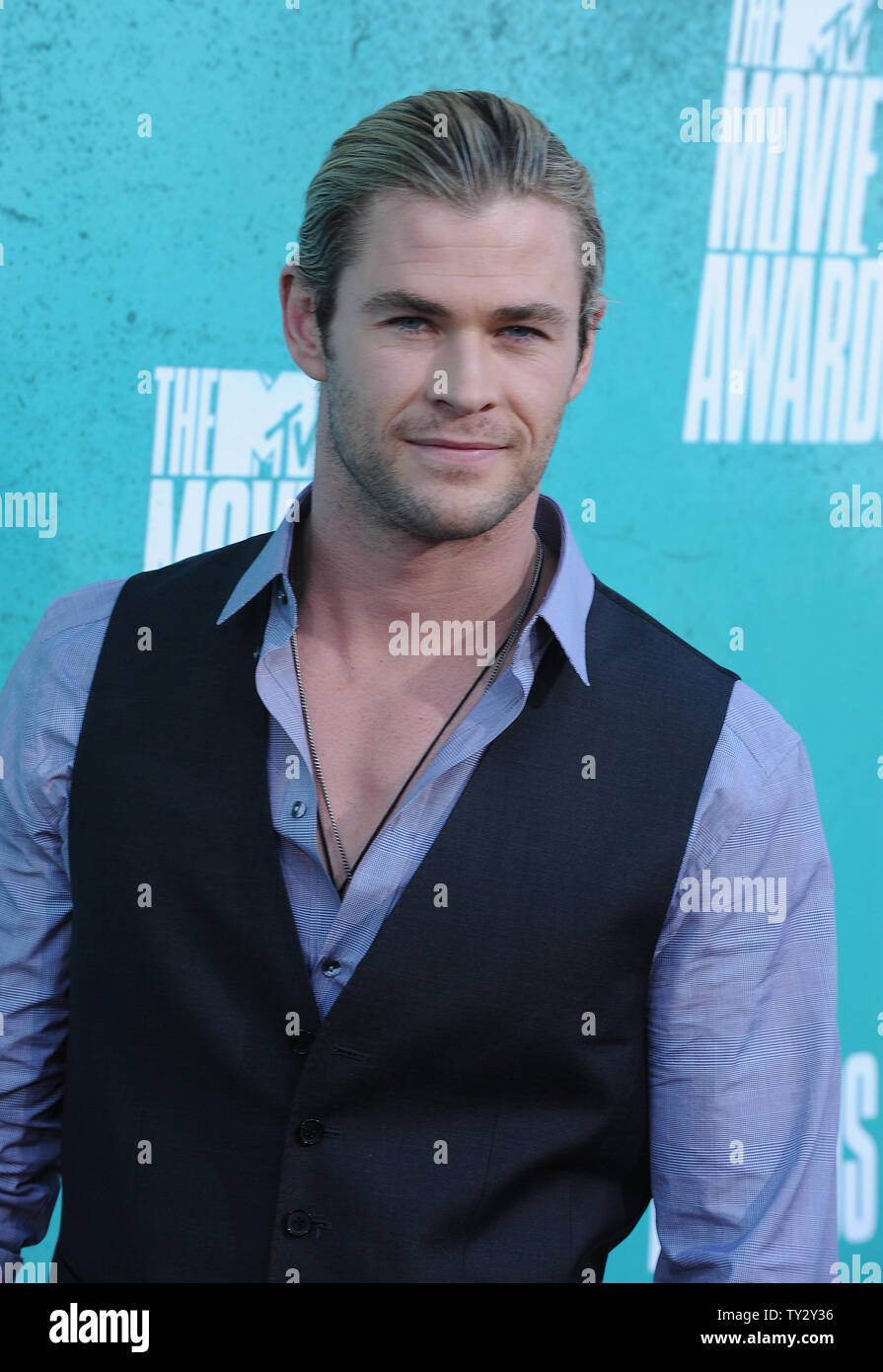 Actor Chris Hemsworth arrives at the MTV Movie Awards at the Gibson ...