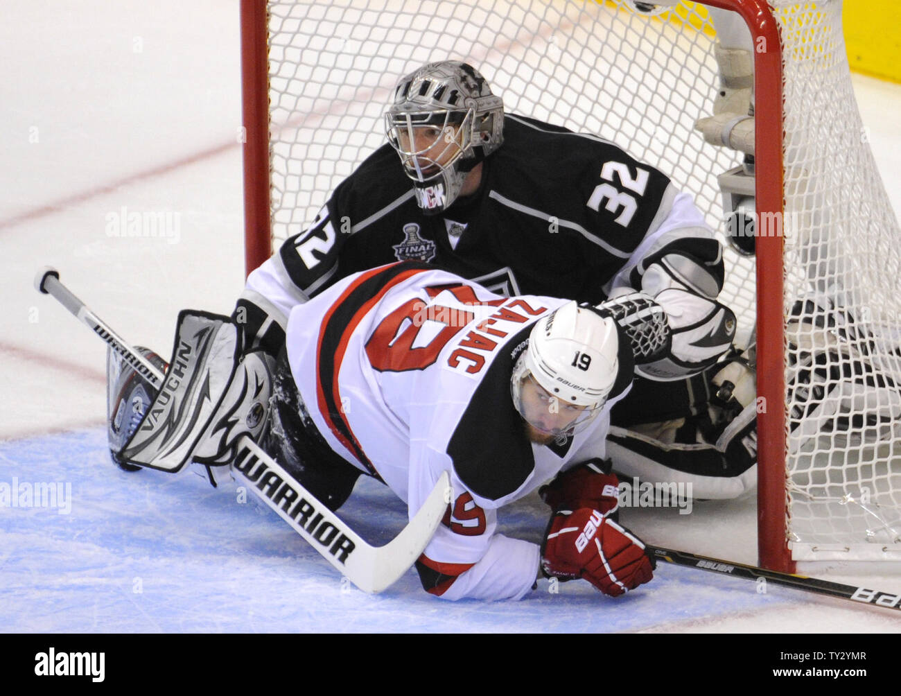 Los Angeles Kings goalie Jonathan Quick (32) watches the puck over New ...