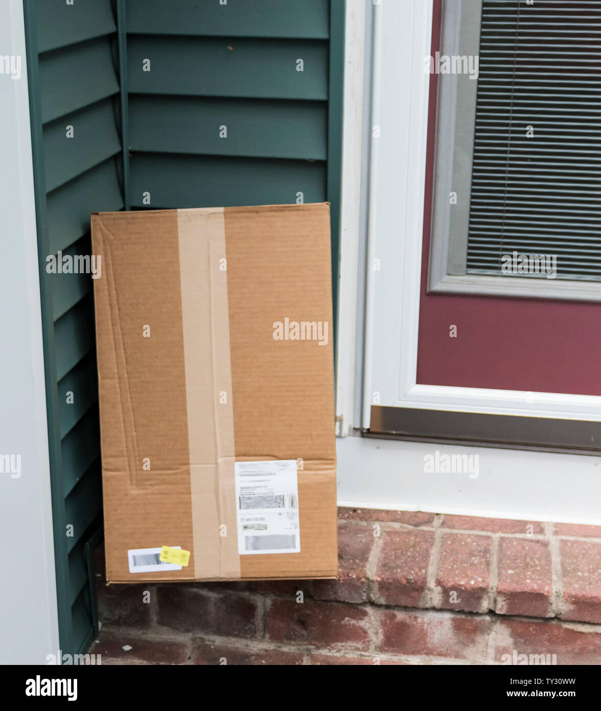 Packages door hi-res stock photography and images - Alamy