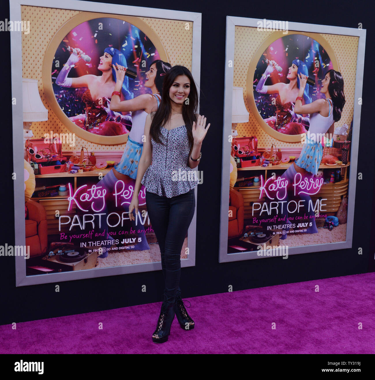 Victoria justice katy perry hi-res stock photography and images - Alamy