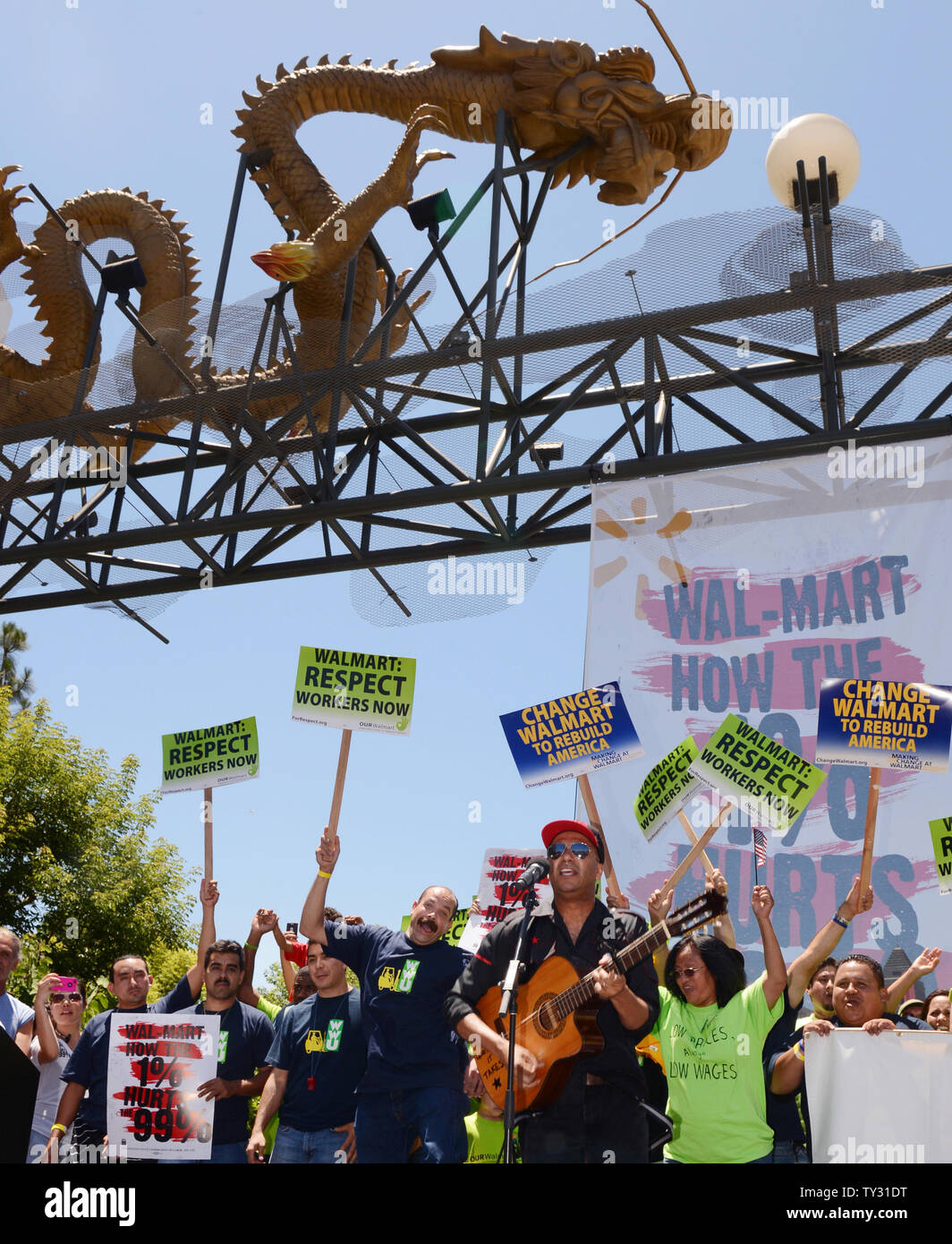Rage against the machine protest hi-res stock photography and images ...