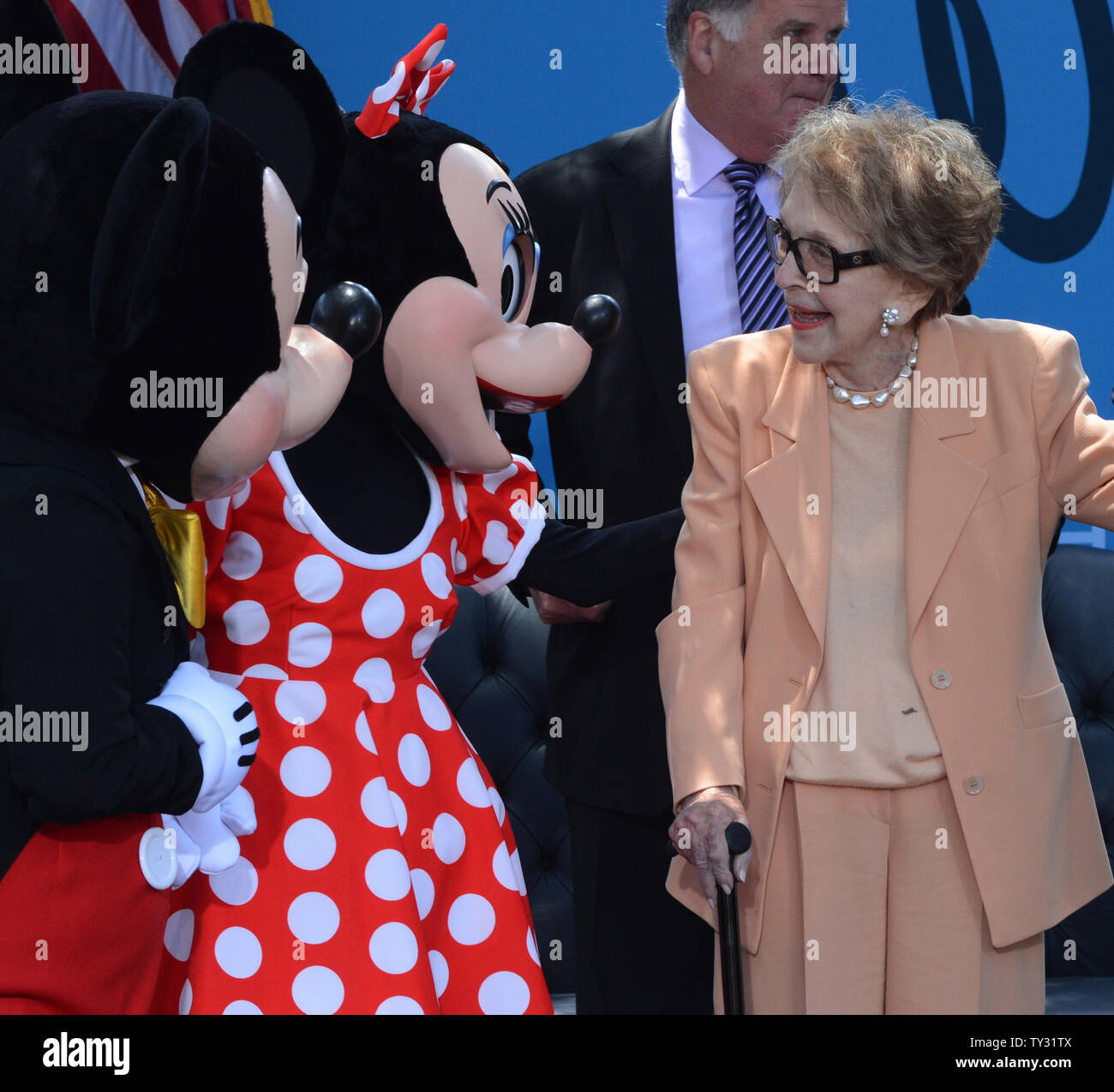 Former first lady Nancy Reagan is greeted by Mickey and Minne Mouse ...