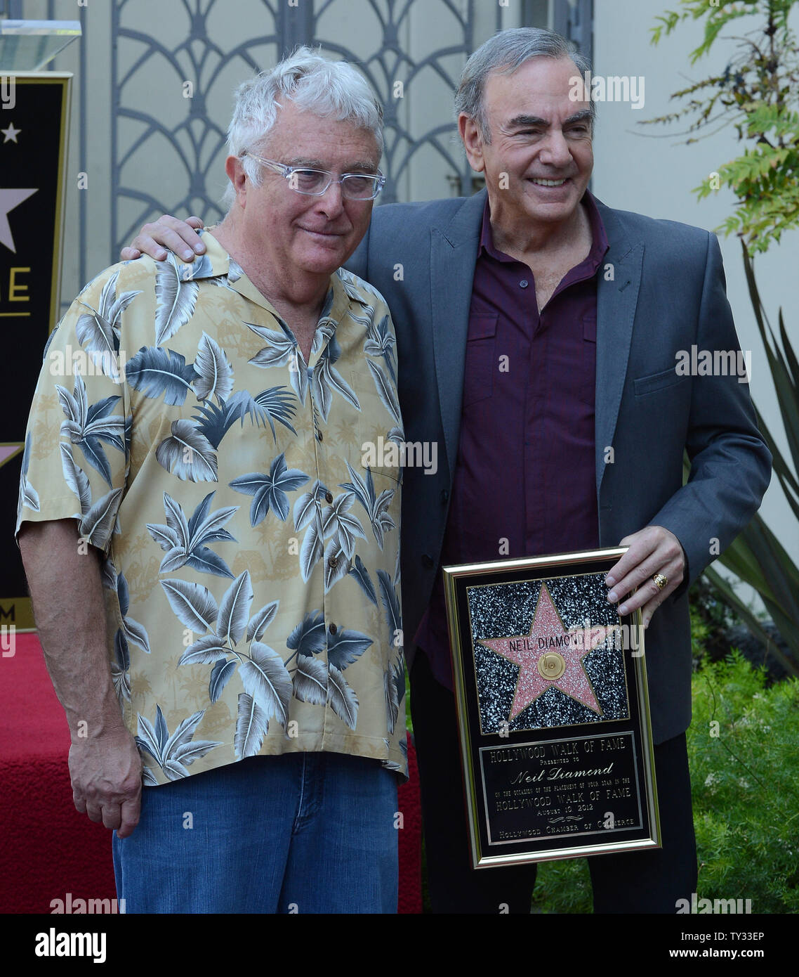 Singer and songwriter Neil Diamond (R) poses with singer/songwriter ...