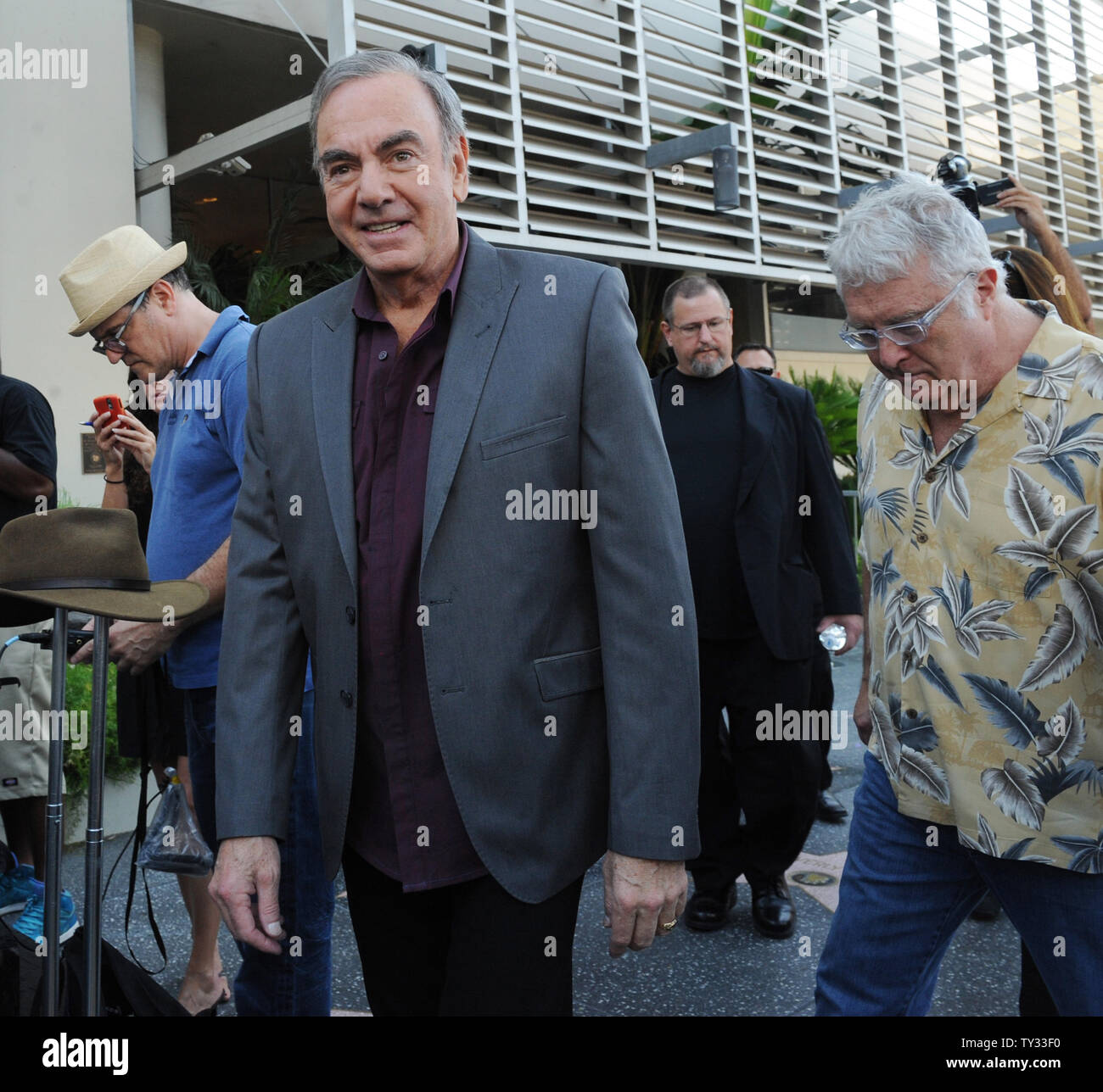 Singer and songwriter Neil Diamond (L) arrives for an unveiling ...