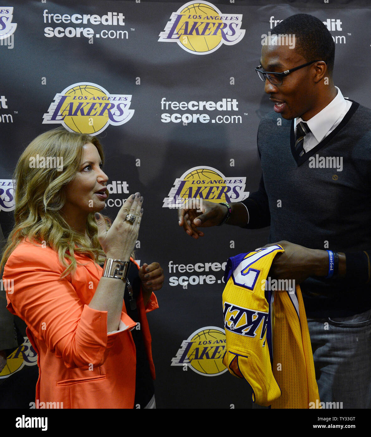 Dwight Howard (R) takes a gander at the Los Angeles Lakers 2002 NBA ...