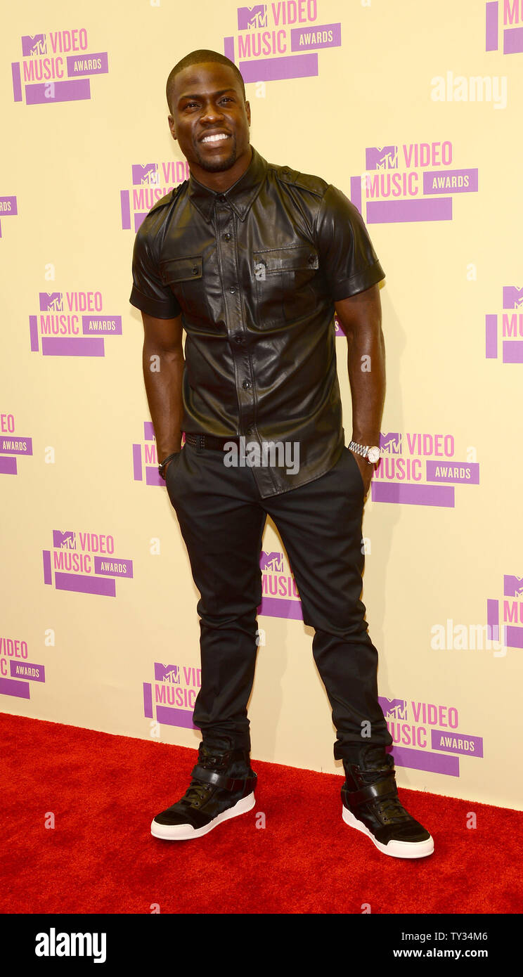 Host Kevin Hart arrives for the MTV Video Music Awards at Staples ...