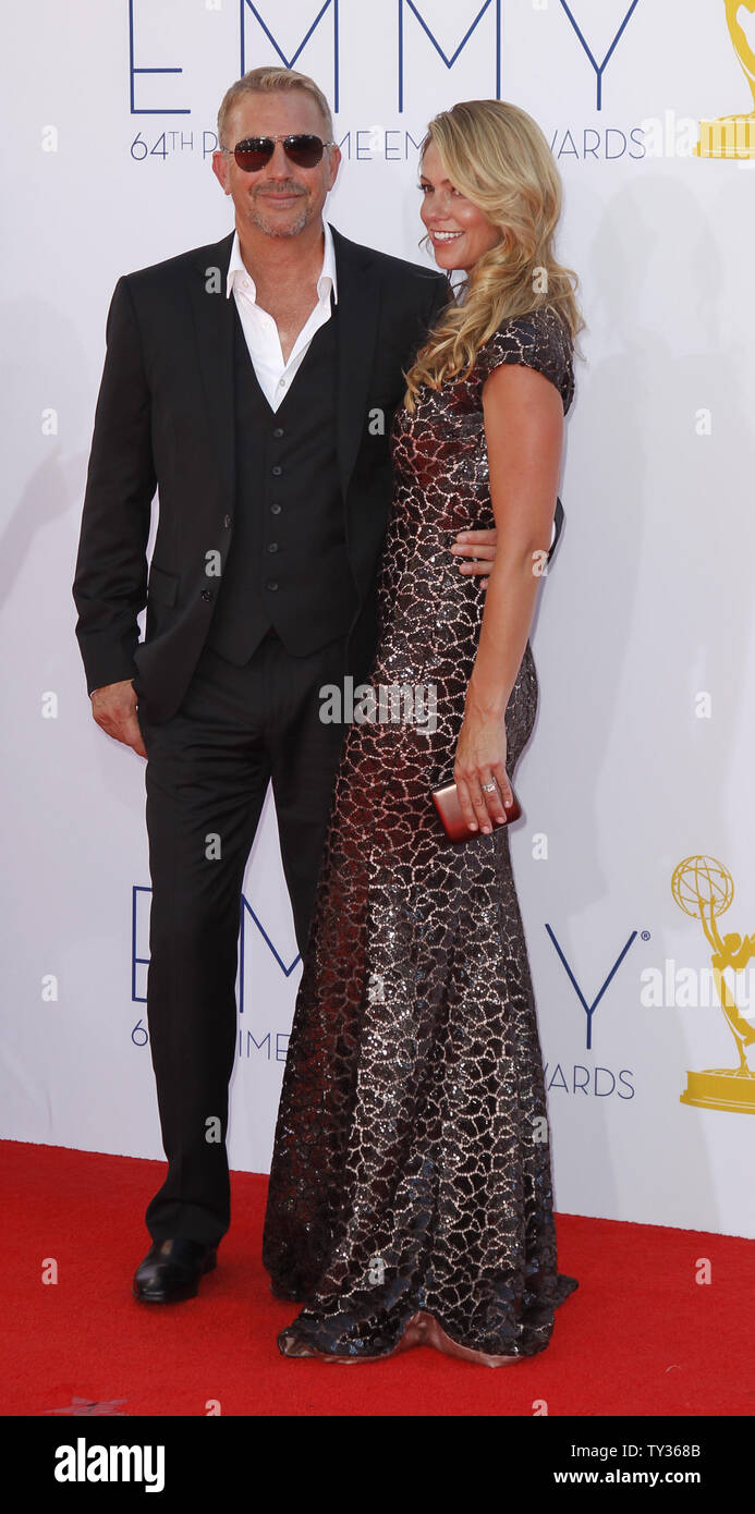 Wife of kevin costner hi-res stock photography and images - Alamy