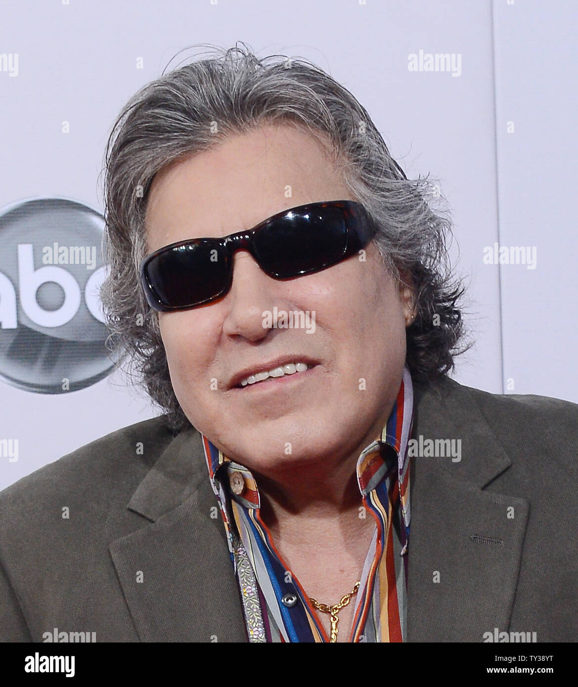 Singer Jose Feliciano arrives at the 40th Annual American Music Awards ...