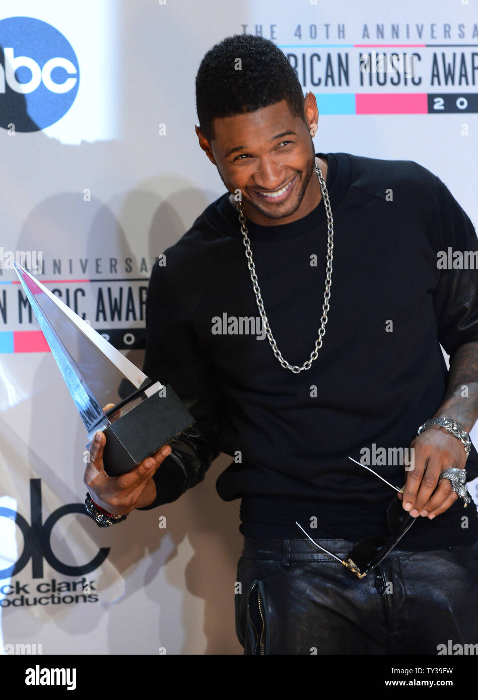 Usher appears backstage with his Soul/R&B Favorite Male Artist award at ...