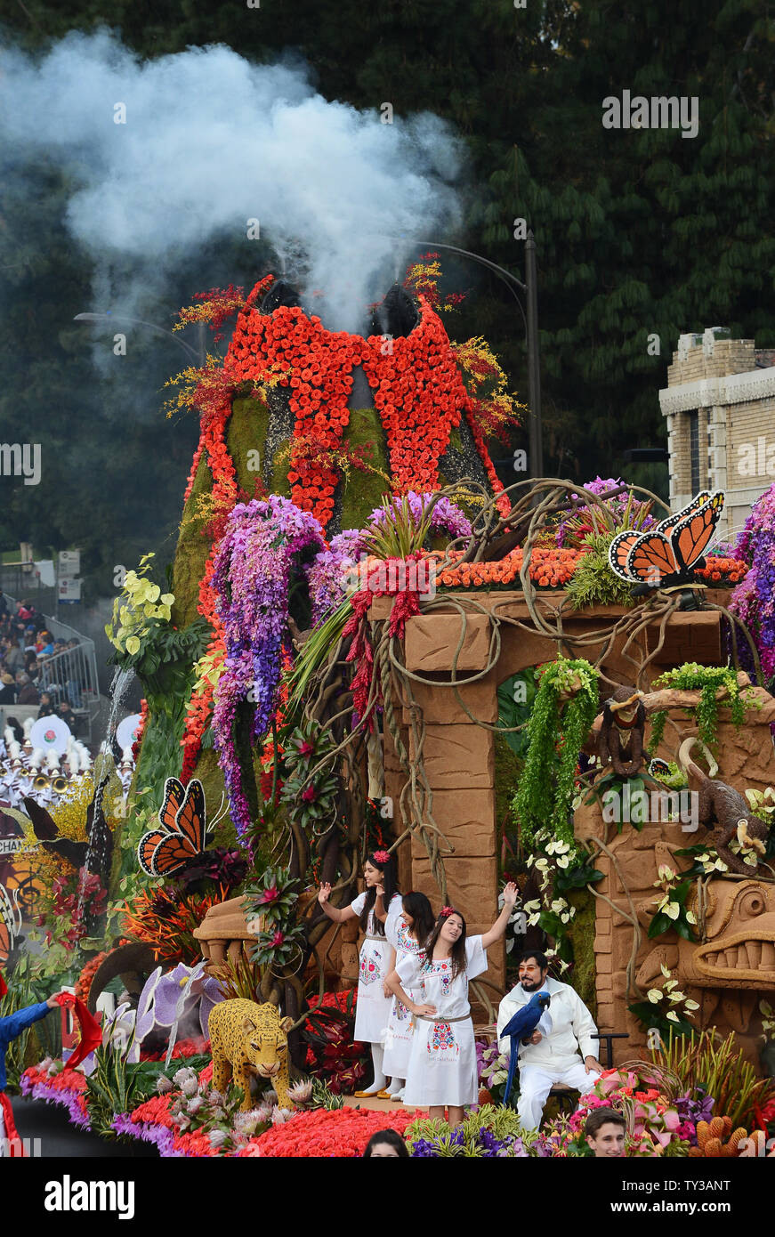 The Dole "Dreaming of Paradise" float, which pays tribute to the beauty ...