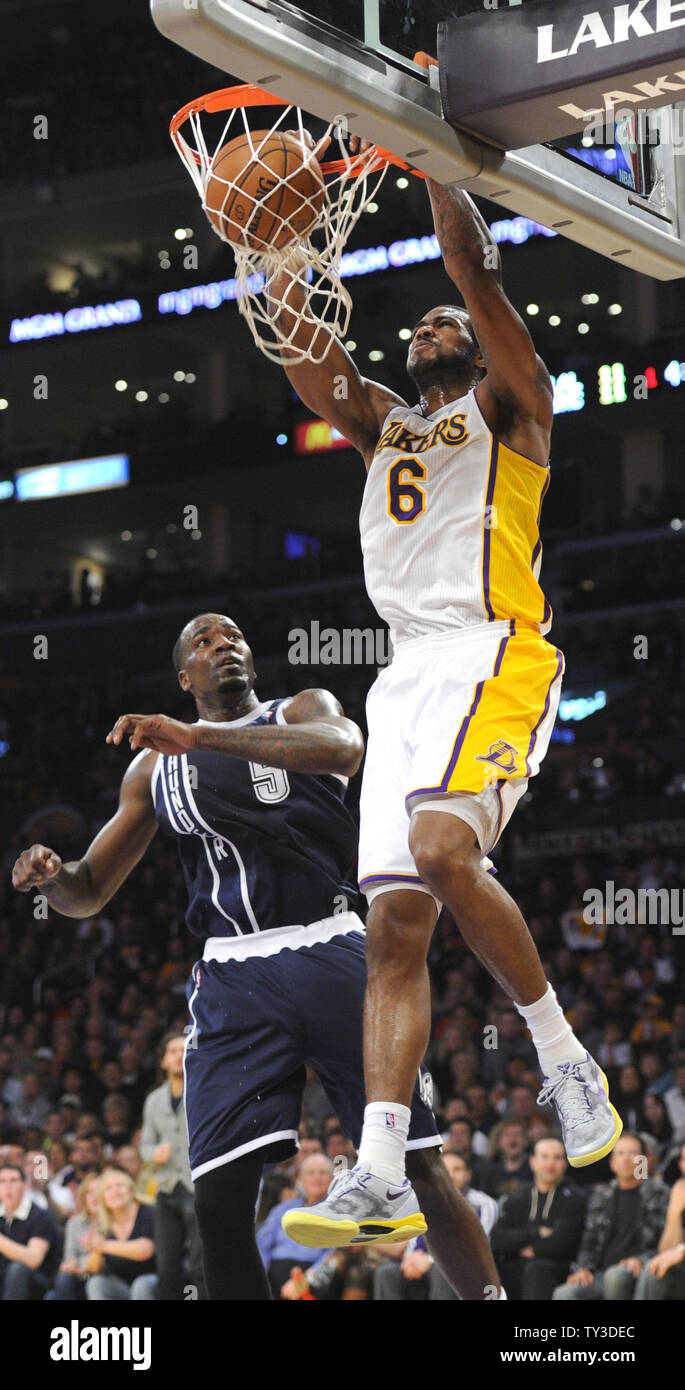 Los Angeles Lakers small forward Earl Clark (6) dunks over Oklahoma ...