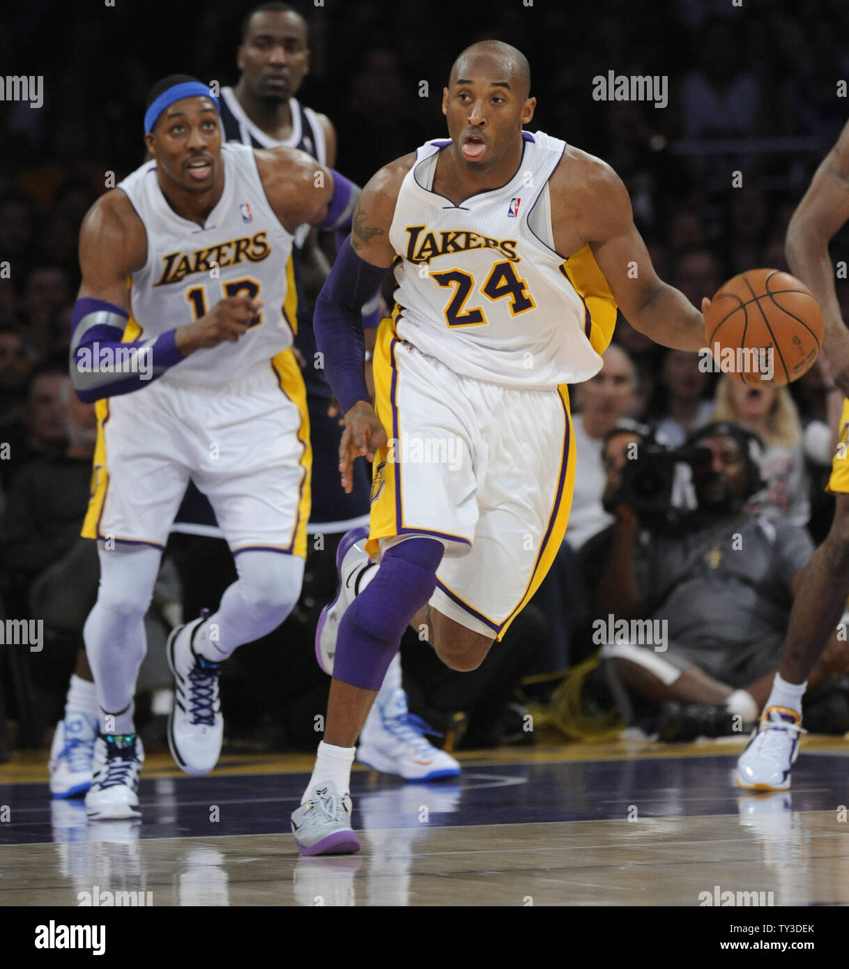 Los Angeles Lakers shooting guard Kobe Bryant (24) brings the ball up ...