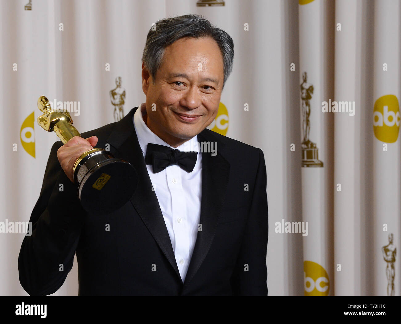 Director Ang Lee holds his Oscar for best Achievement in Directing ...