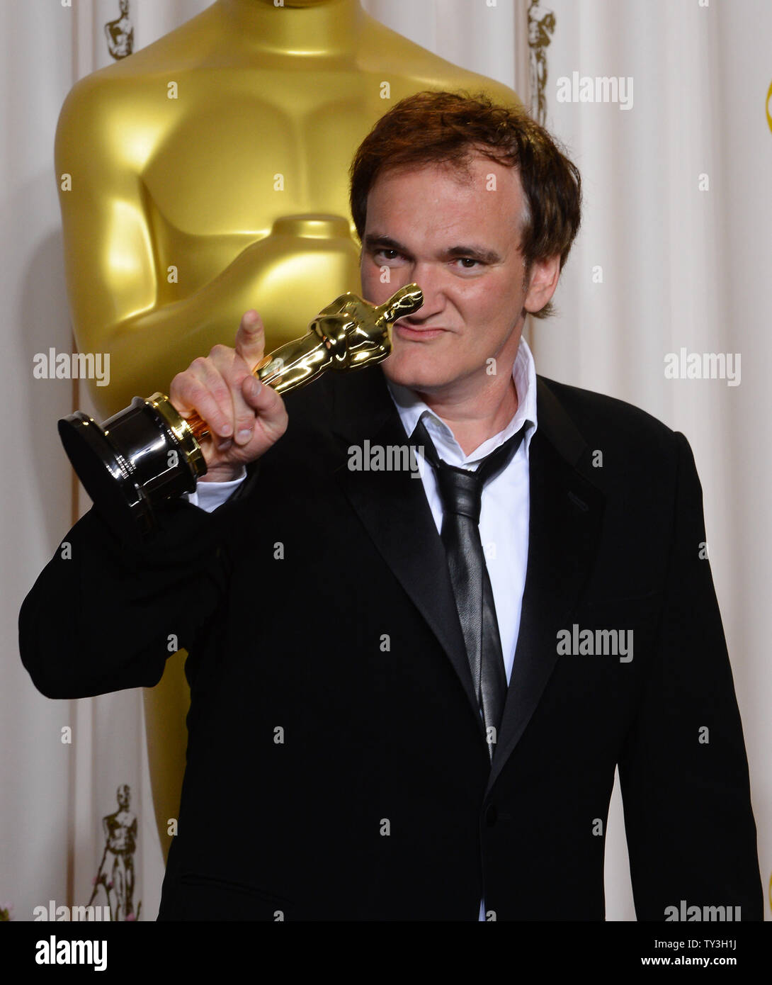 Writer and director Quentin Tarantino holds his Oscar for Original ...
