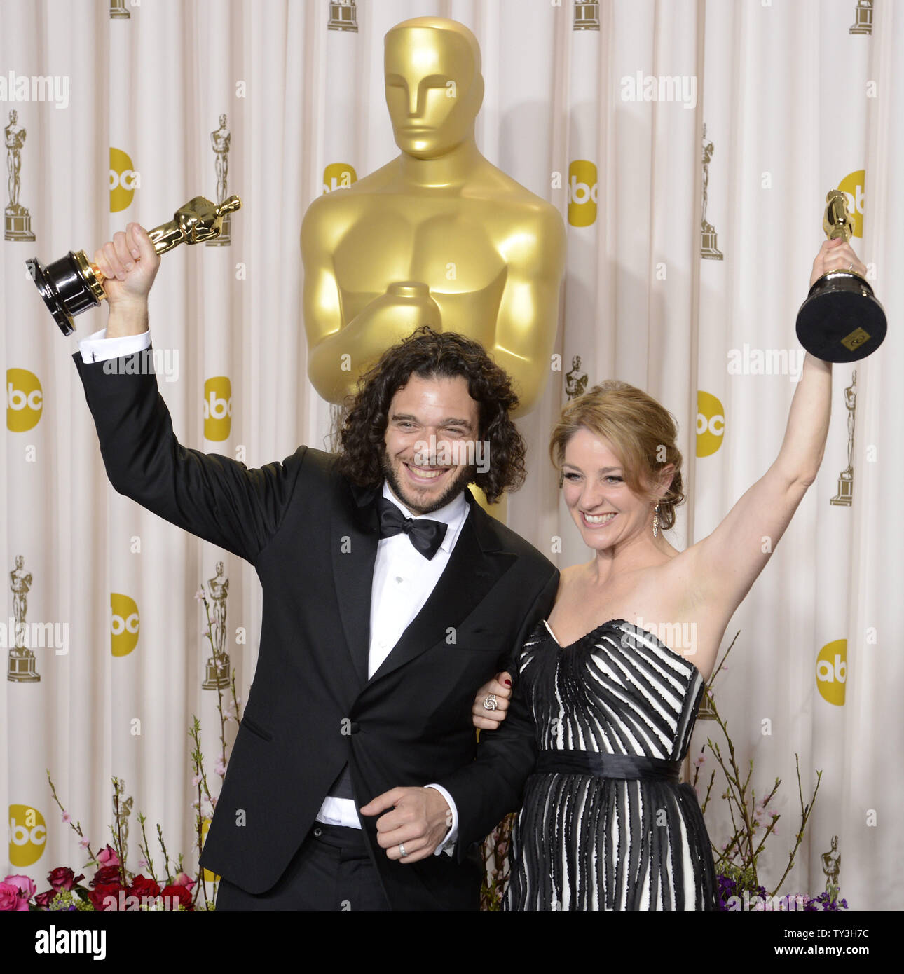 Sean Fine and Andrea Nix Fine pose with their Oscars for Best ...