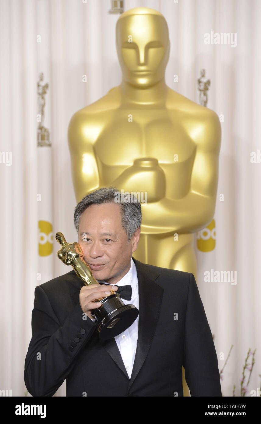 Ang Lee poses with his Oscar for Achievement in Directing for "Life of ...