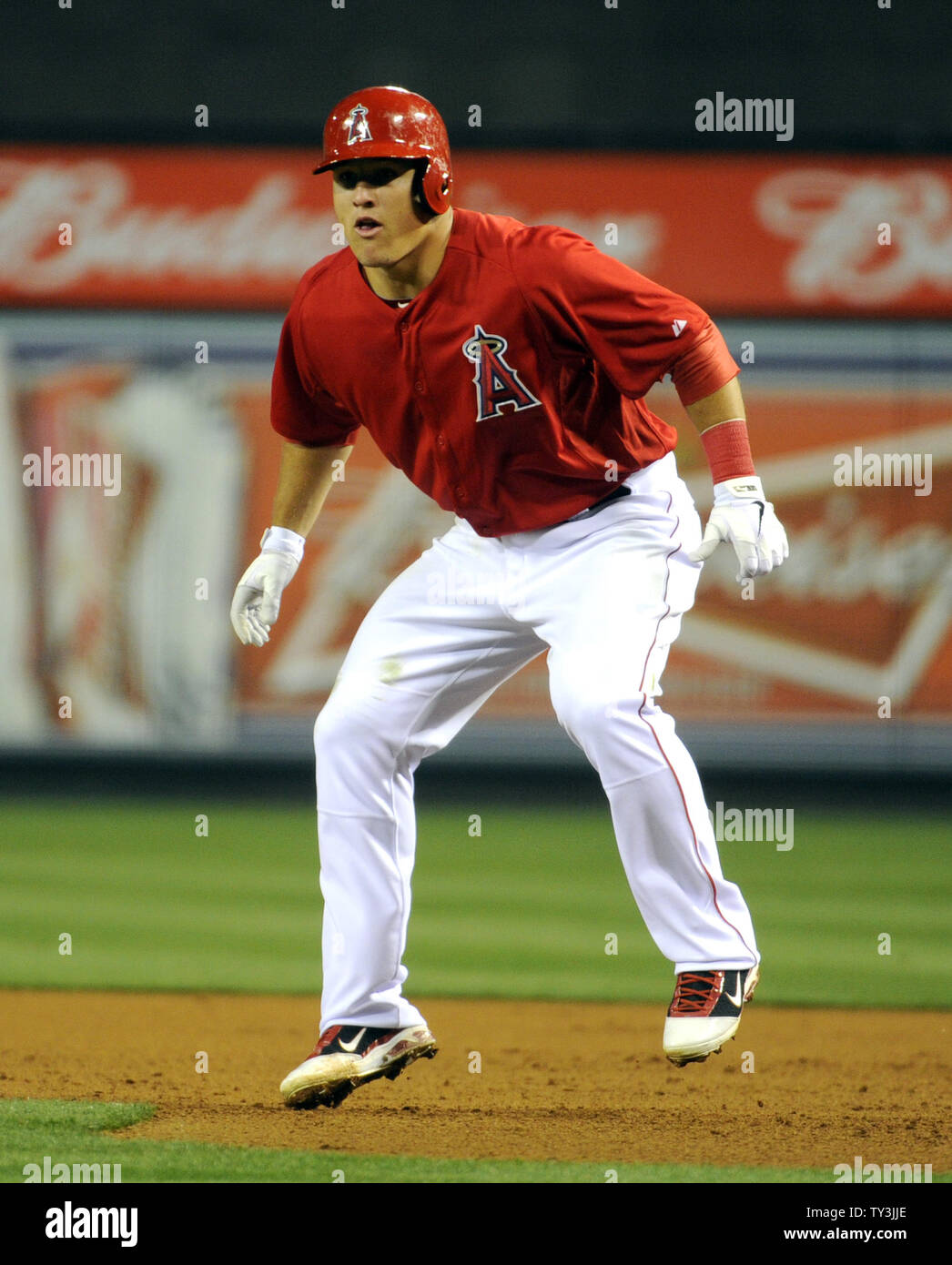 Los Angeles Angels' Mike Trout runs for 2nd base against the Los ...