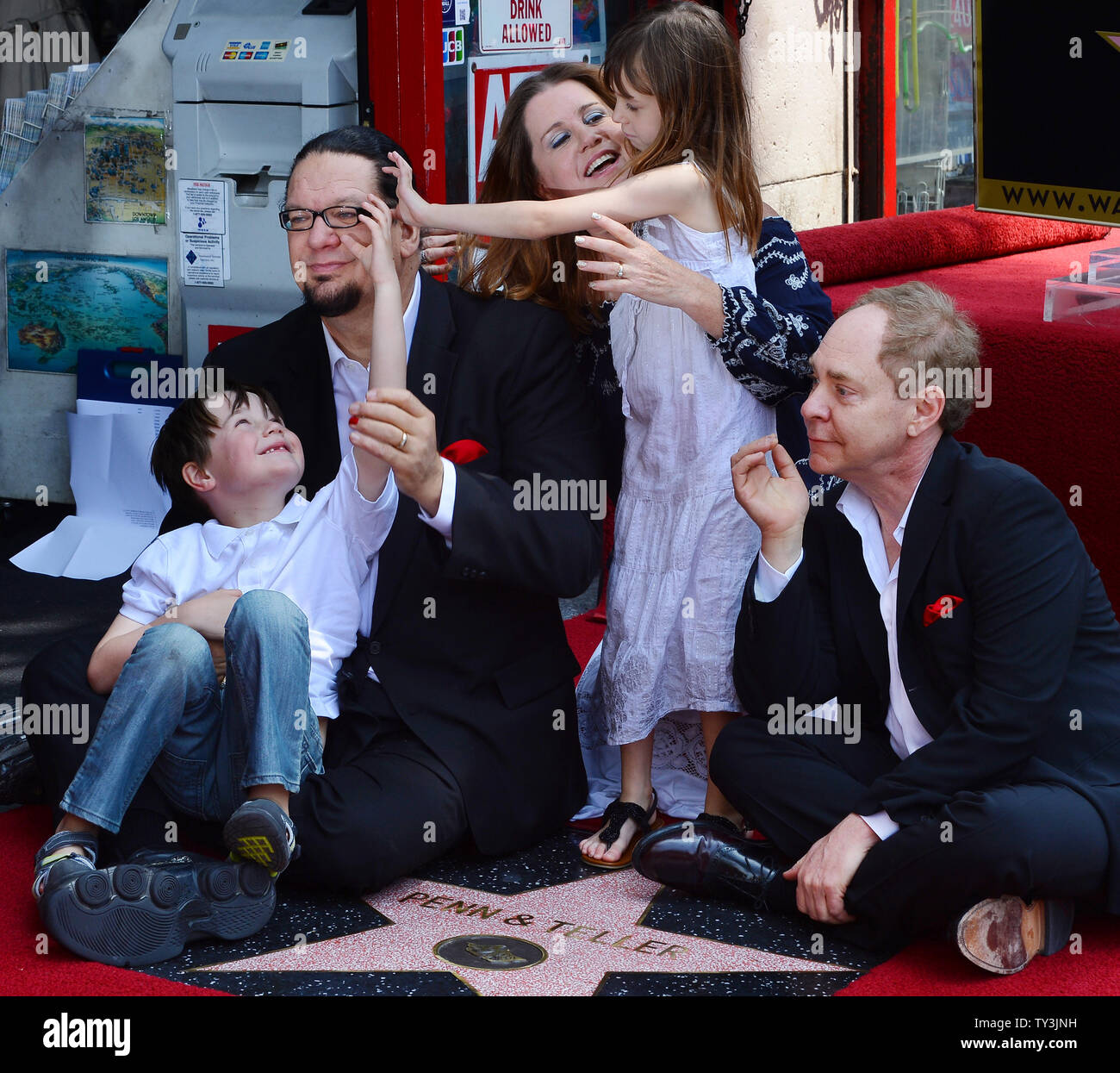 Penn Jillette (L) and Raymond Teller of the comedy/magic duo Penn ...