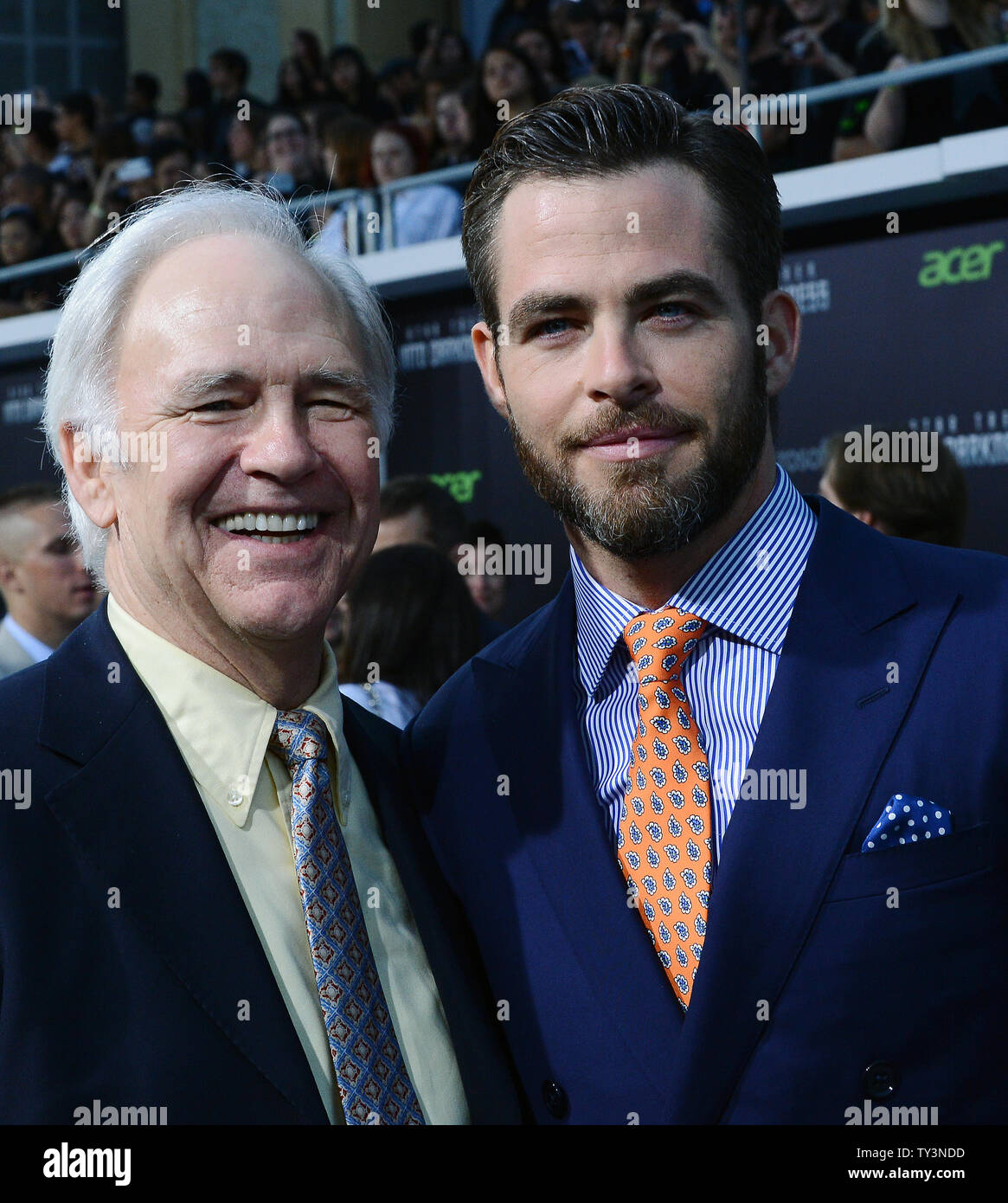 Chris Pine (R) and his father Robert arrive for the "Star Trek Into ...