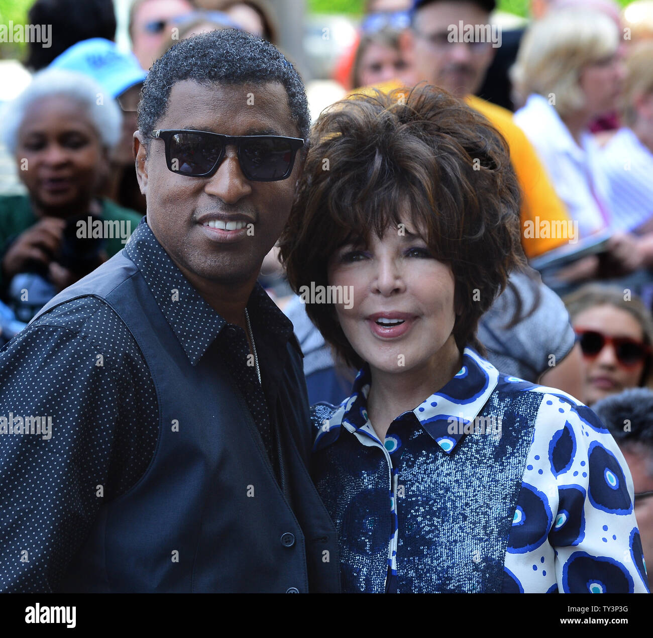 Kennieh "Babyface" Edmonds and Carole Bayer Sager attend an unveiling ...