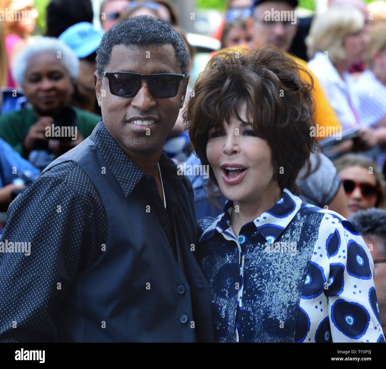 Kennieh "Babyface" Edmonds and Carole Bayer Sager attend an unveiling ...