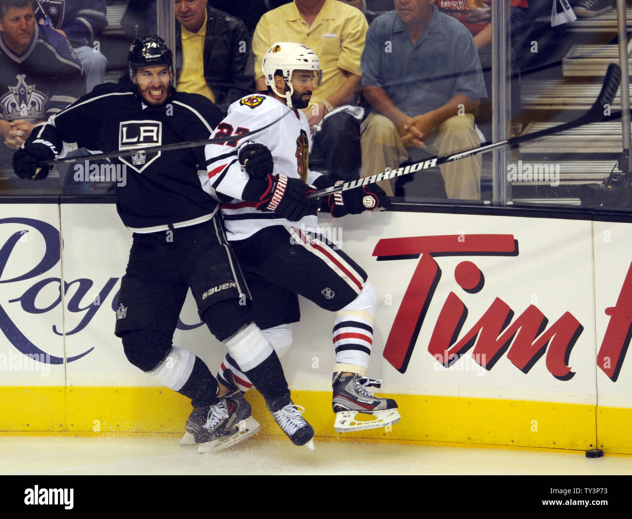 Los Angeles Kings center Dwight King (74) and Chicago Blackhawks ...