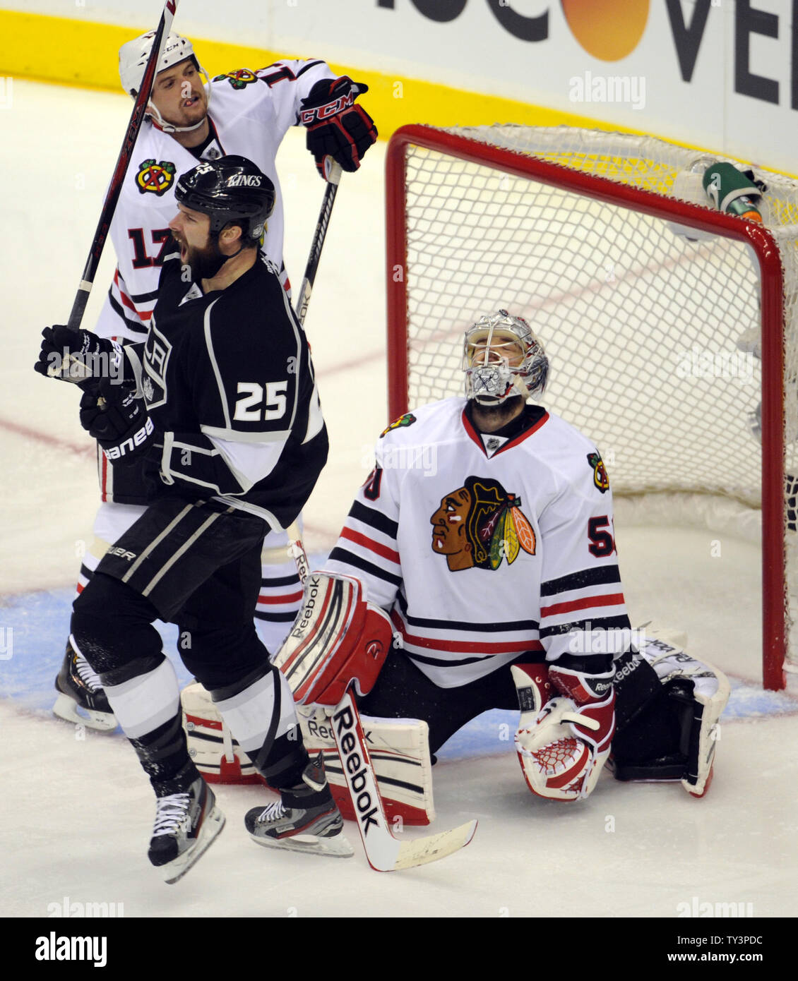 Los Angeles Kings left wing Dustin Penner (25) scores a goal past ...