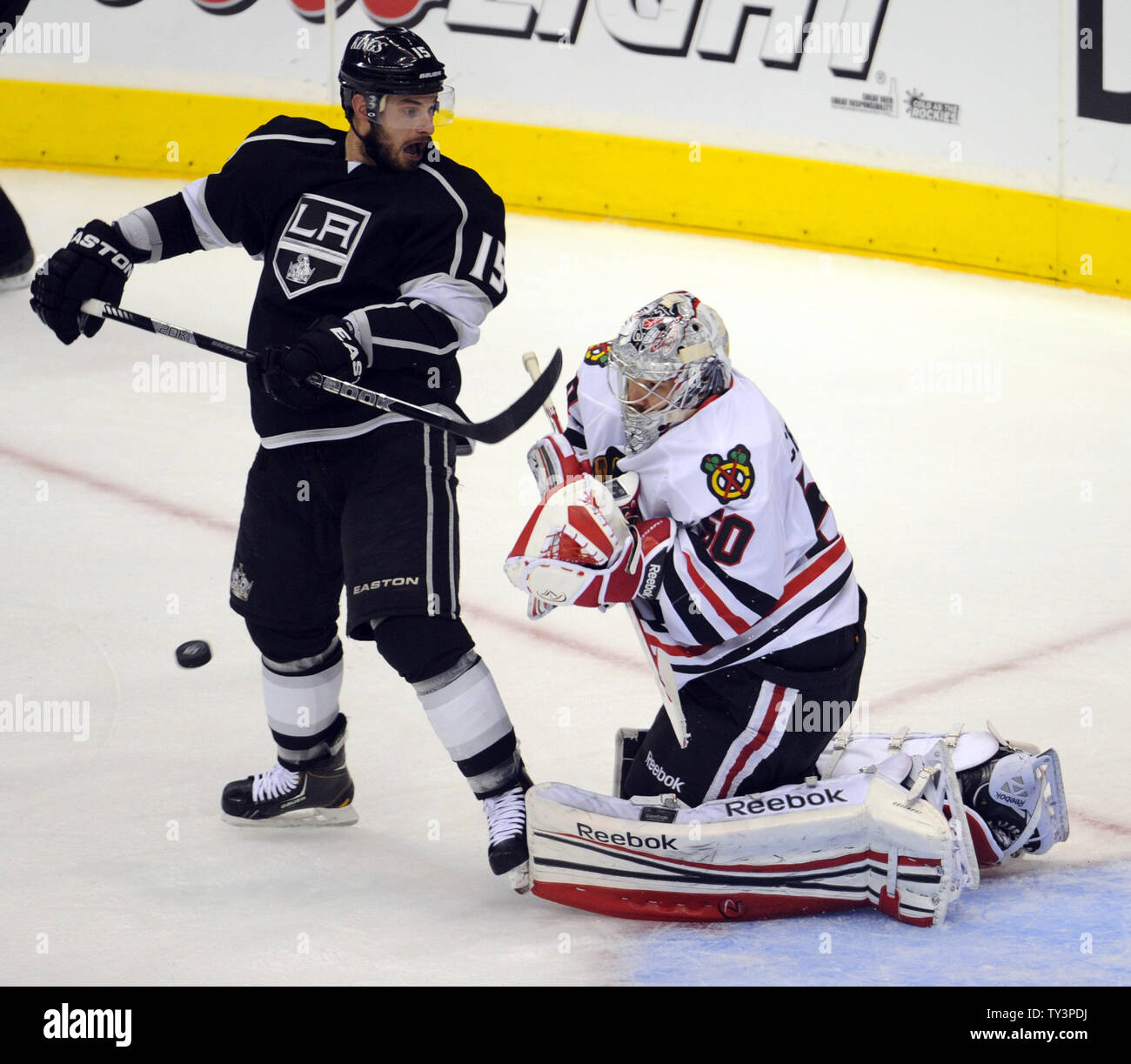 Chicago Blackhawks goalie Corey Crawford (50) stops Los Angeles Kings ...