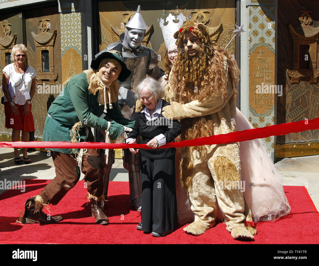 Munchkins wizard of oz hi-res stock photography and images - Alamy