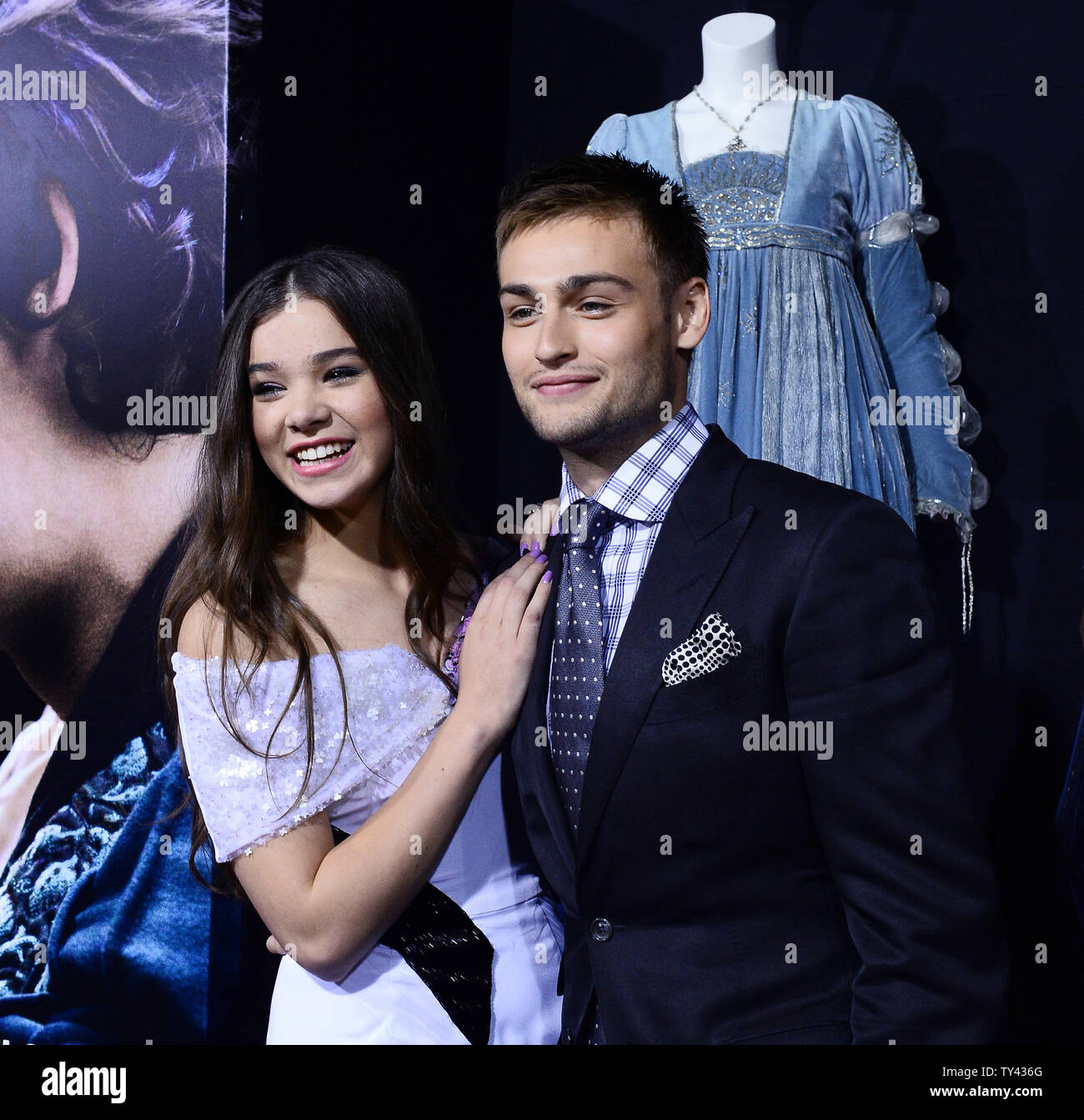 Hailee Steinfeld And Douglas Booth Romeo And Juliet